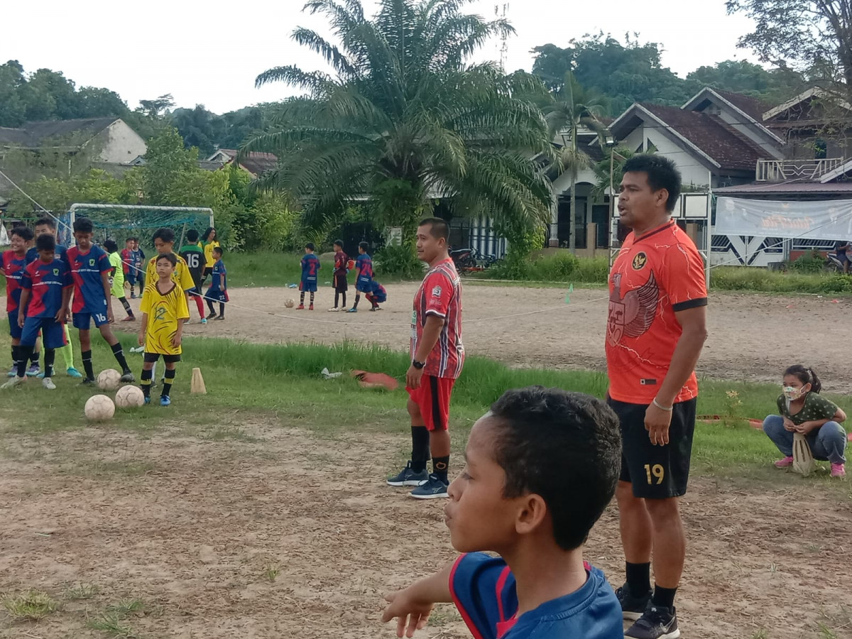 Mantan Pemain Timnas Nur Alim, Latih SSB Alba Loa Bakung — Portal ...